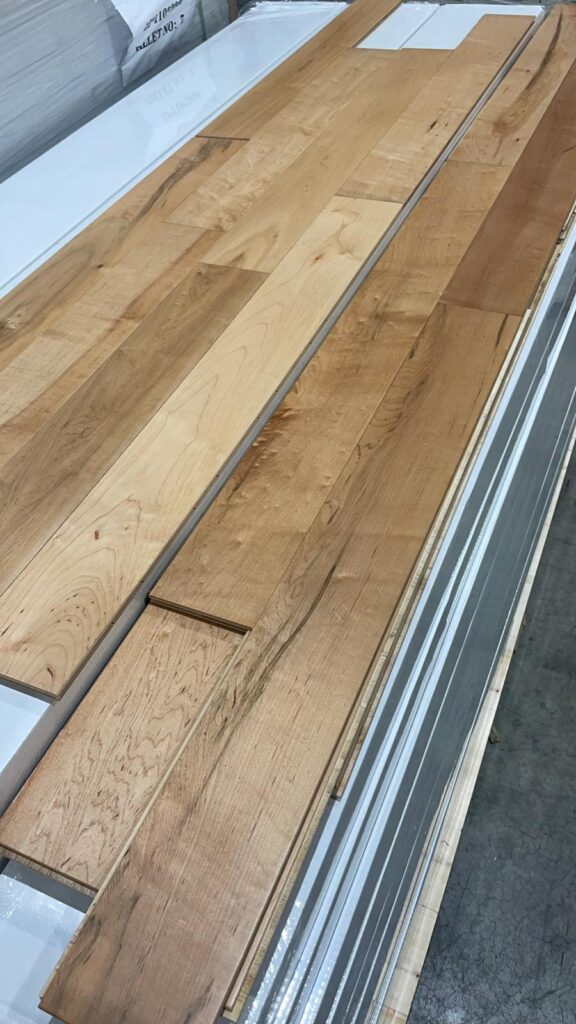 Engineered - red Oak 4 1/4 , 3/4 Econ Grade - Canada Floors Depot